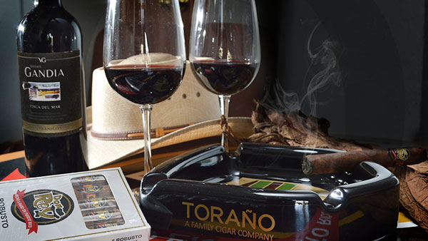 Don Rey Cigar Shop & Wine Bar - Celebra con 1 Botella de vino Vicente ...
